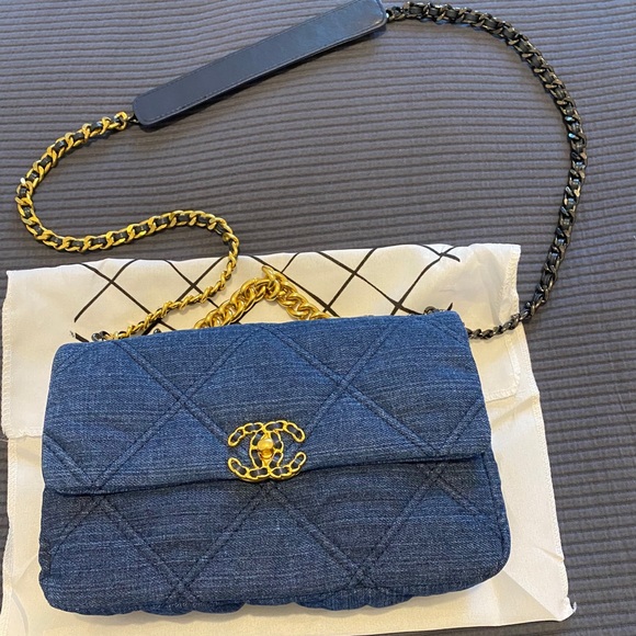 Chanel 22 Large Handbag | semashow.com